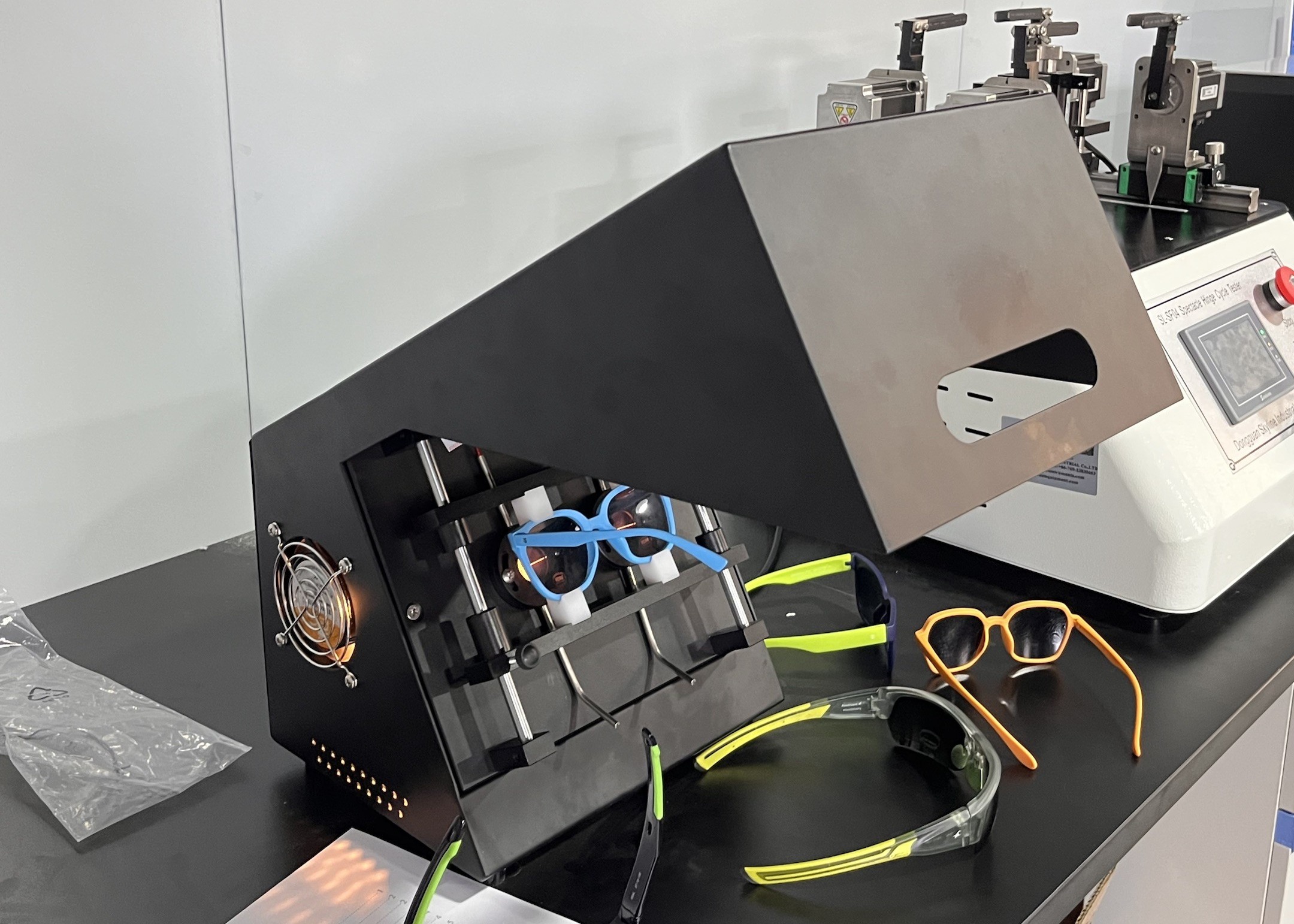 Polarization Axis Position Tester for Sun Glasses